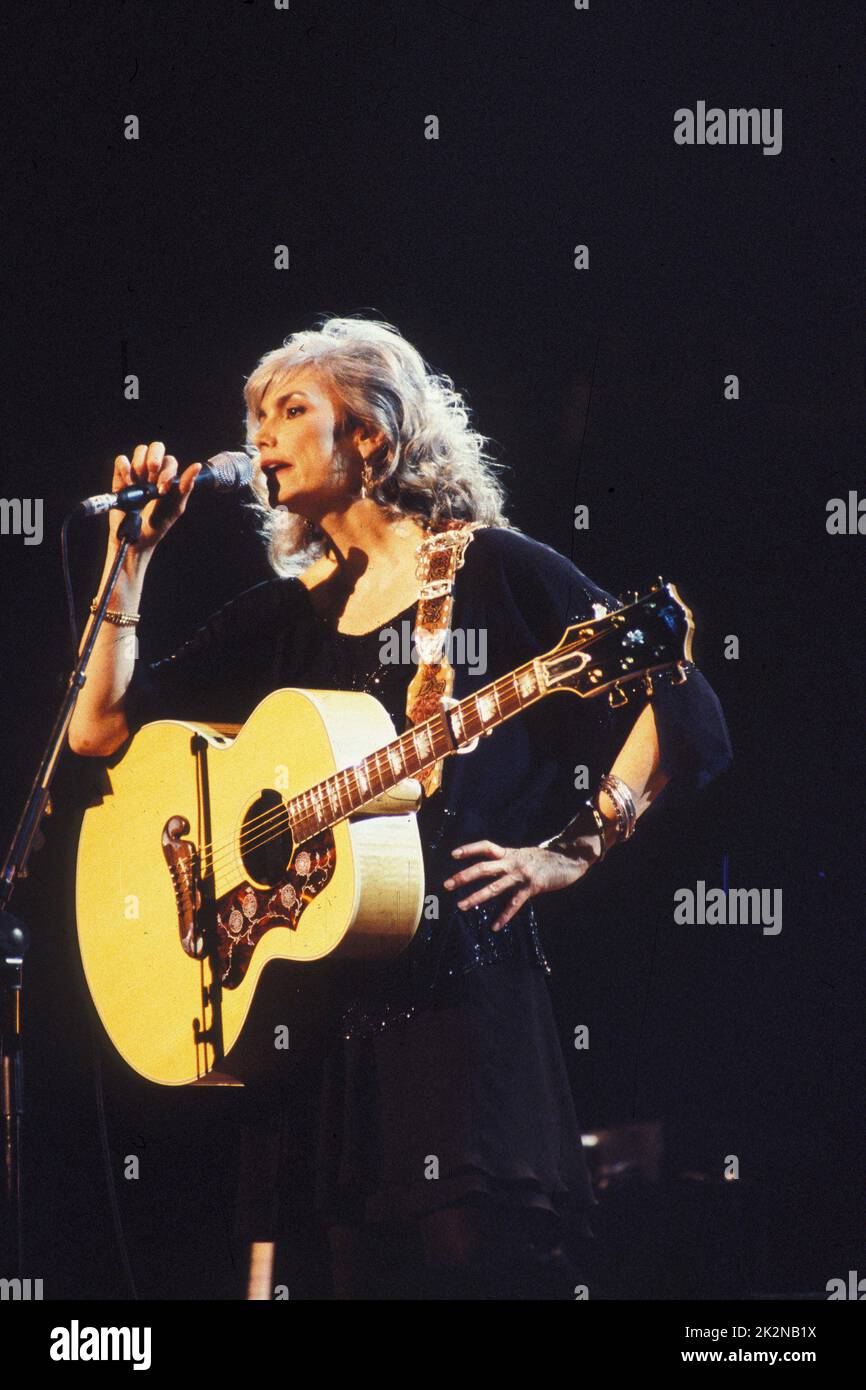Emmylou harris on stage -Fotos und -Bildmaterial in hoher Auflösung – Alamy