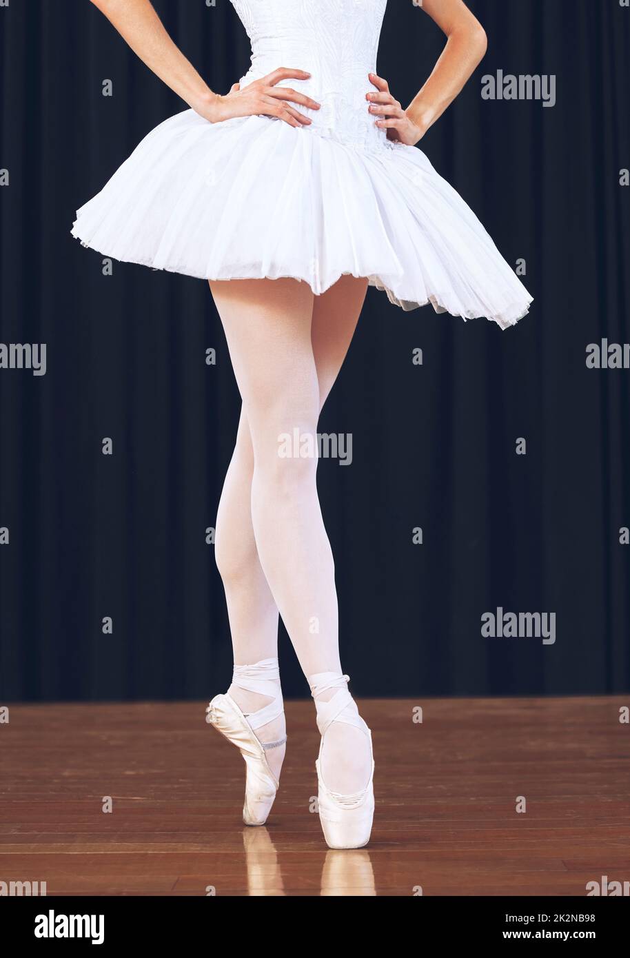Balletttänzerin auf der Theaterbühne für eine Tanzvorstellung oder eine ...