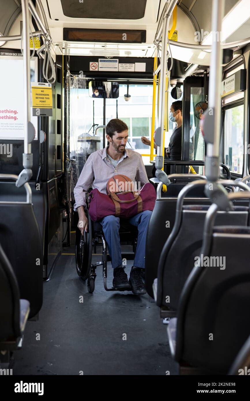Passagier in einen bus einsteigen -Fotos und -Bildmaterial in hoher ...