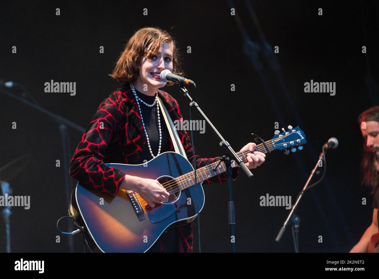 Ezra Furman spielt die Bergbühne beim Green man Festival 2022 in Wales ...