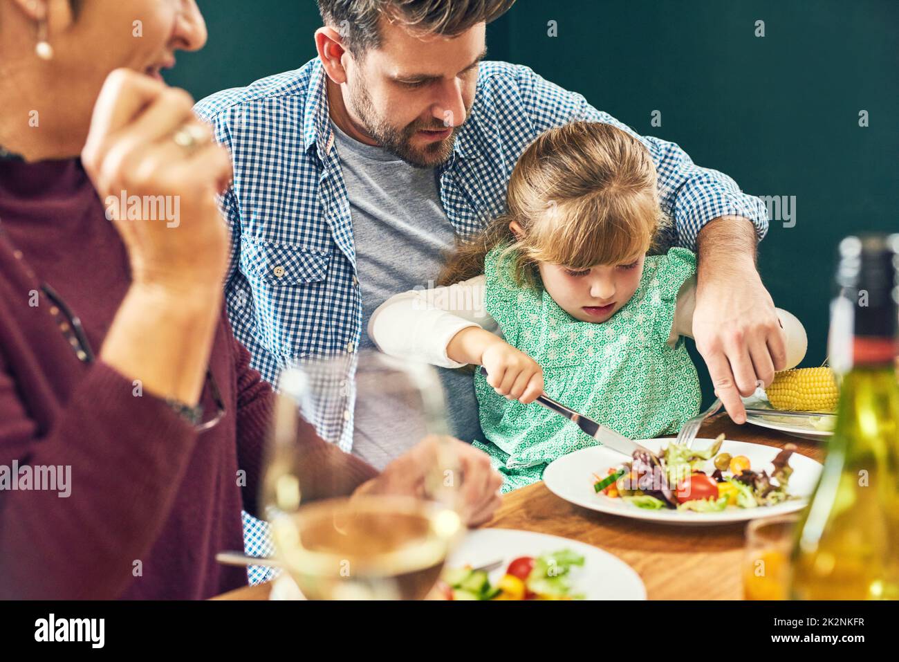 Menschen sitzen um den tisch -Fotos und -Bildmaterial in hoher ...