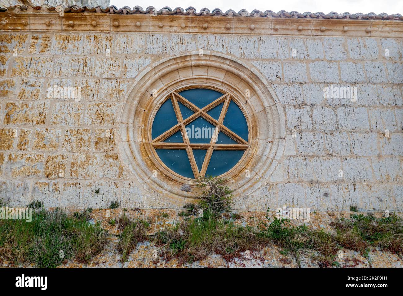 Kirche San Juan in Castrojeriz Burgos aus dem 13. Jahrhundert. Rosetten ...