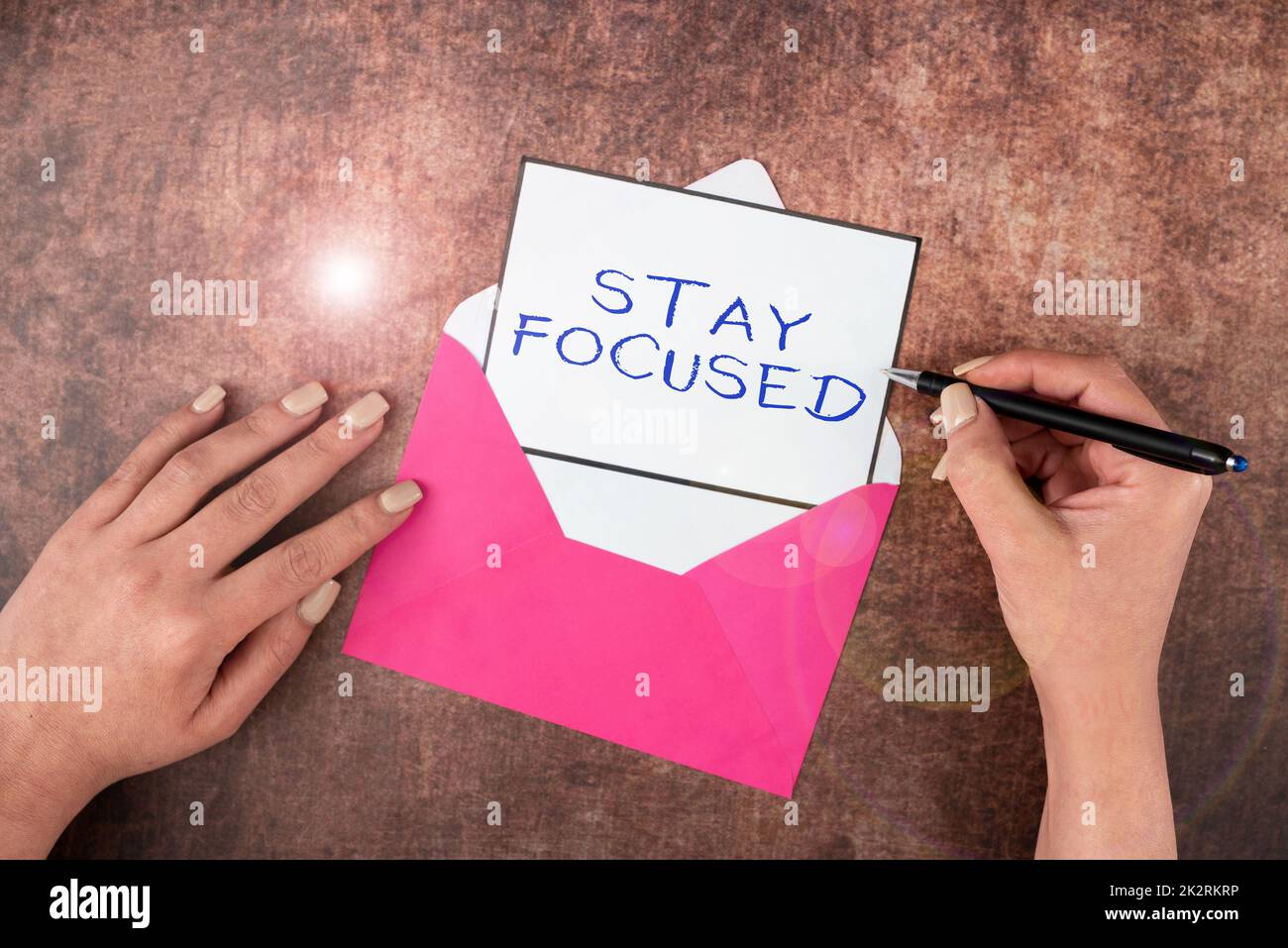 Schild zeigt Bleib fokussiert. Konzeptuelles Foto aufmerksam sein ...