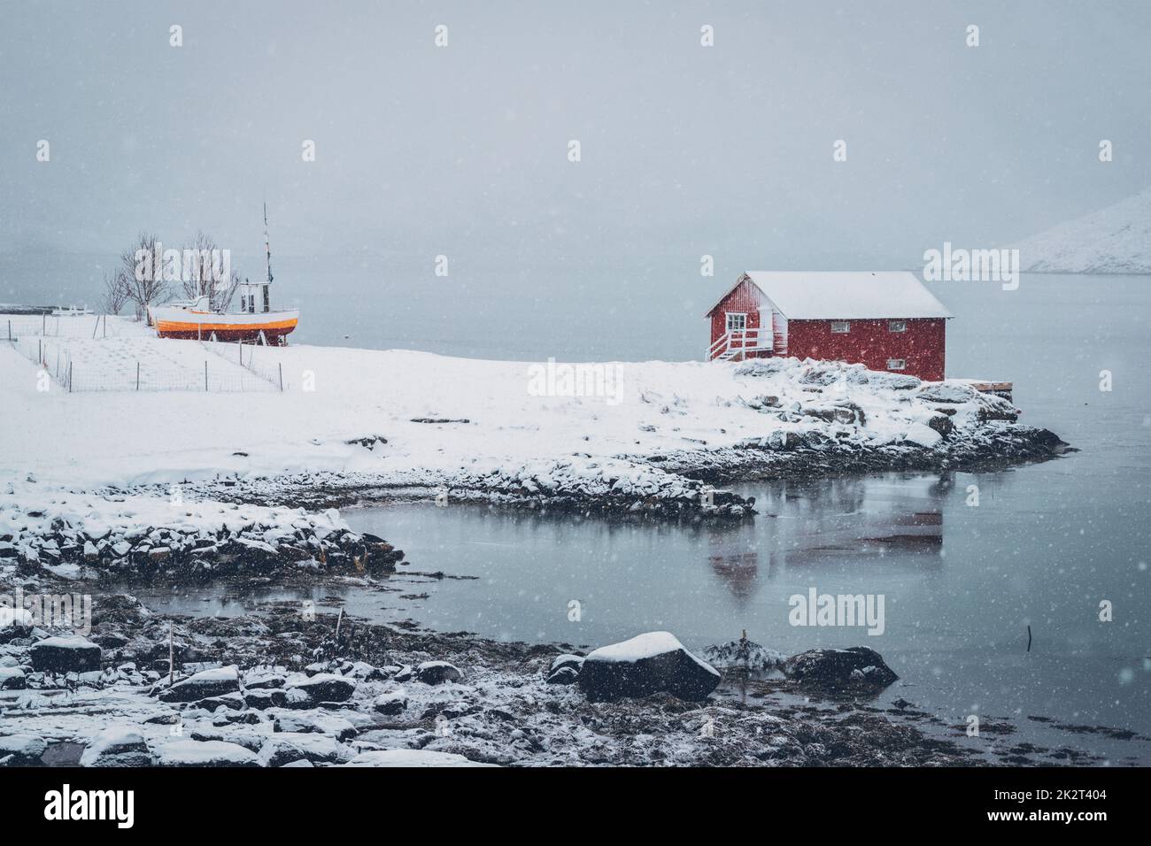 Rote rorbu lofoten inseln -Fotos und -Bildmaterial in hoher Auflösung ...