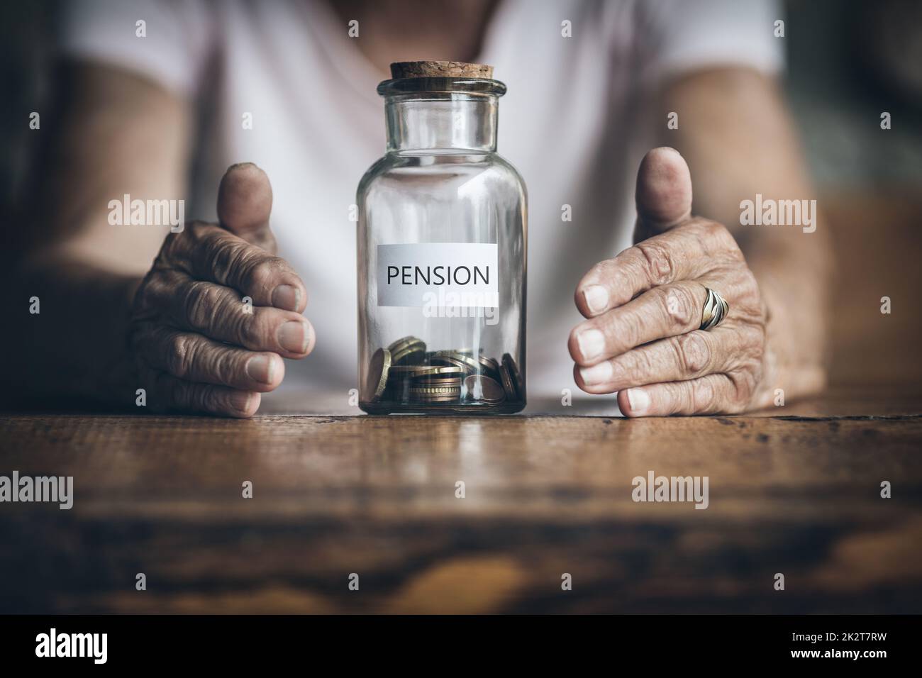 Mature woman savings -Fotos und -Bildmaterial in hoher Auflösung – Alamy