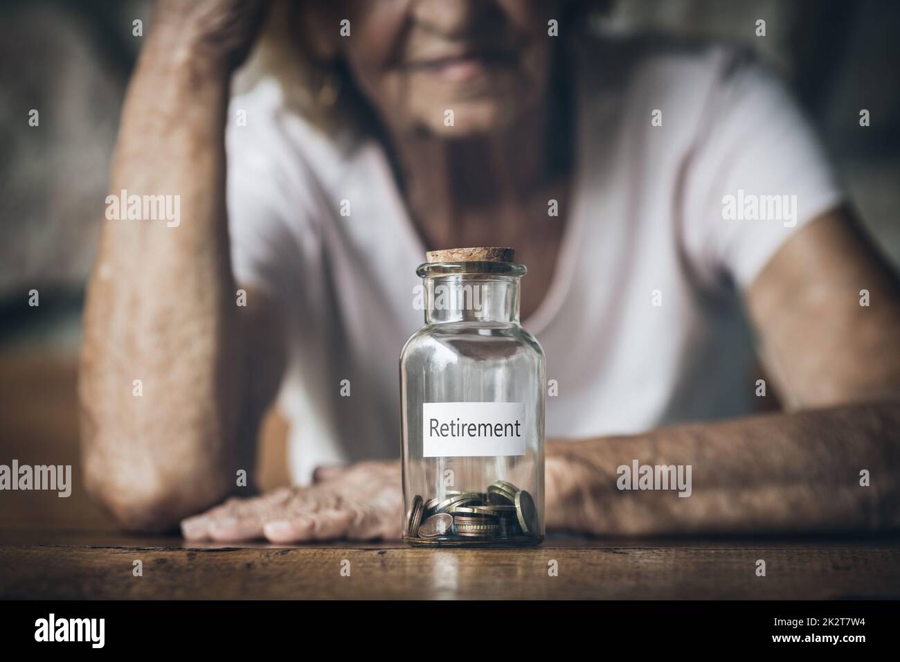 Mature woman savings -Fotos und -Bildmaterial in hoher Auflösung – Alamy