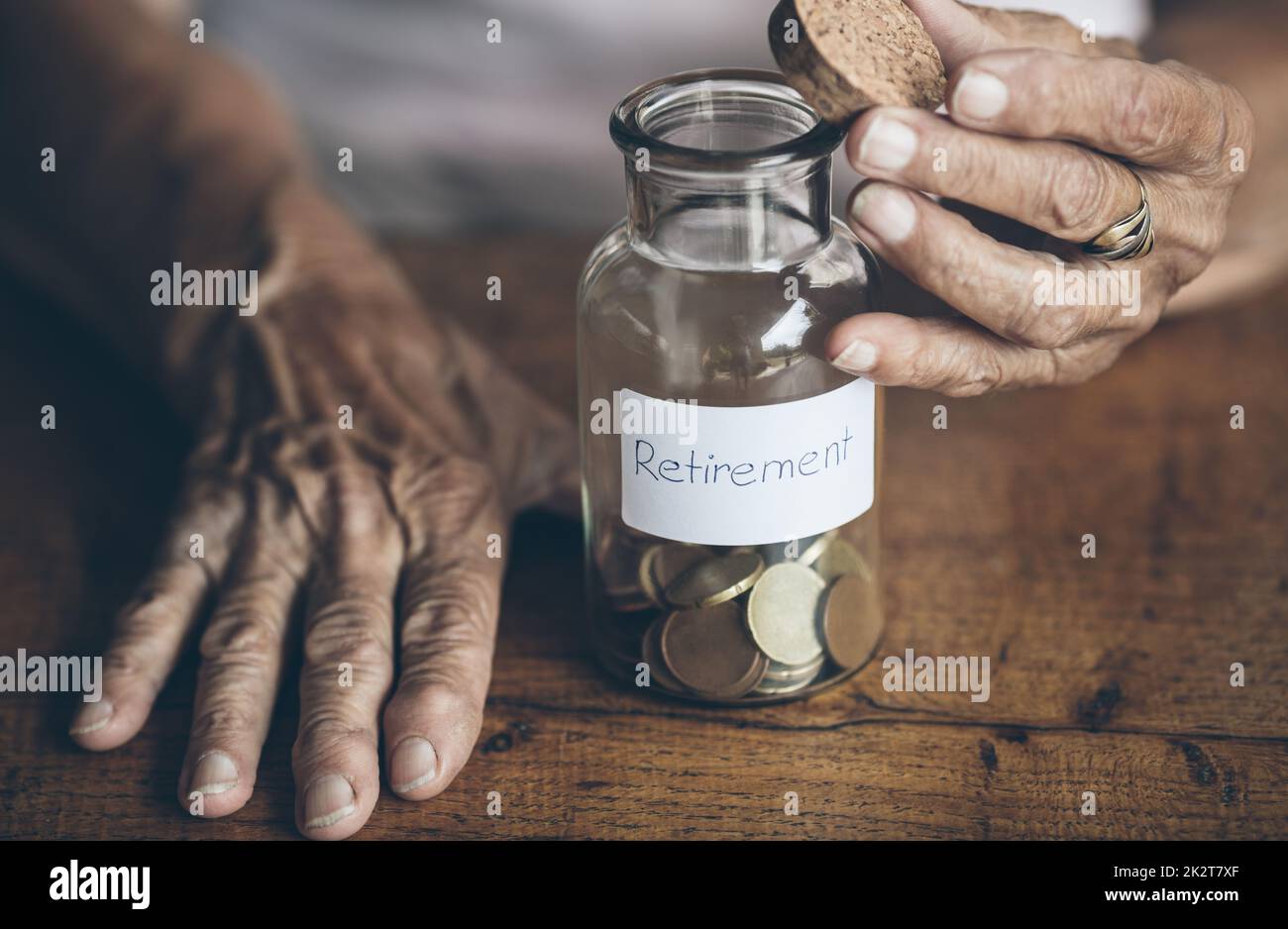 Mature woman savings -Fotos und -Bildmaterial in hoher Auflösung – Alamy