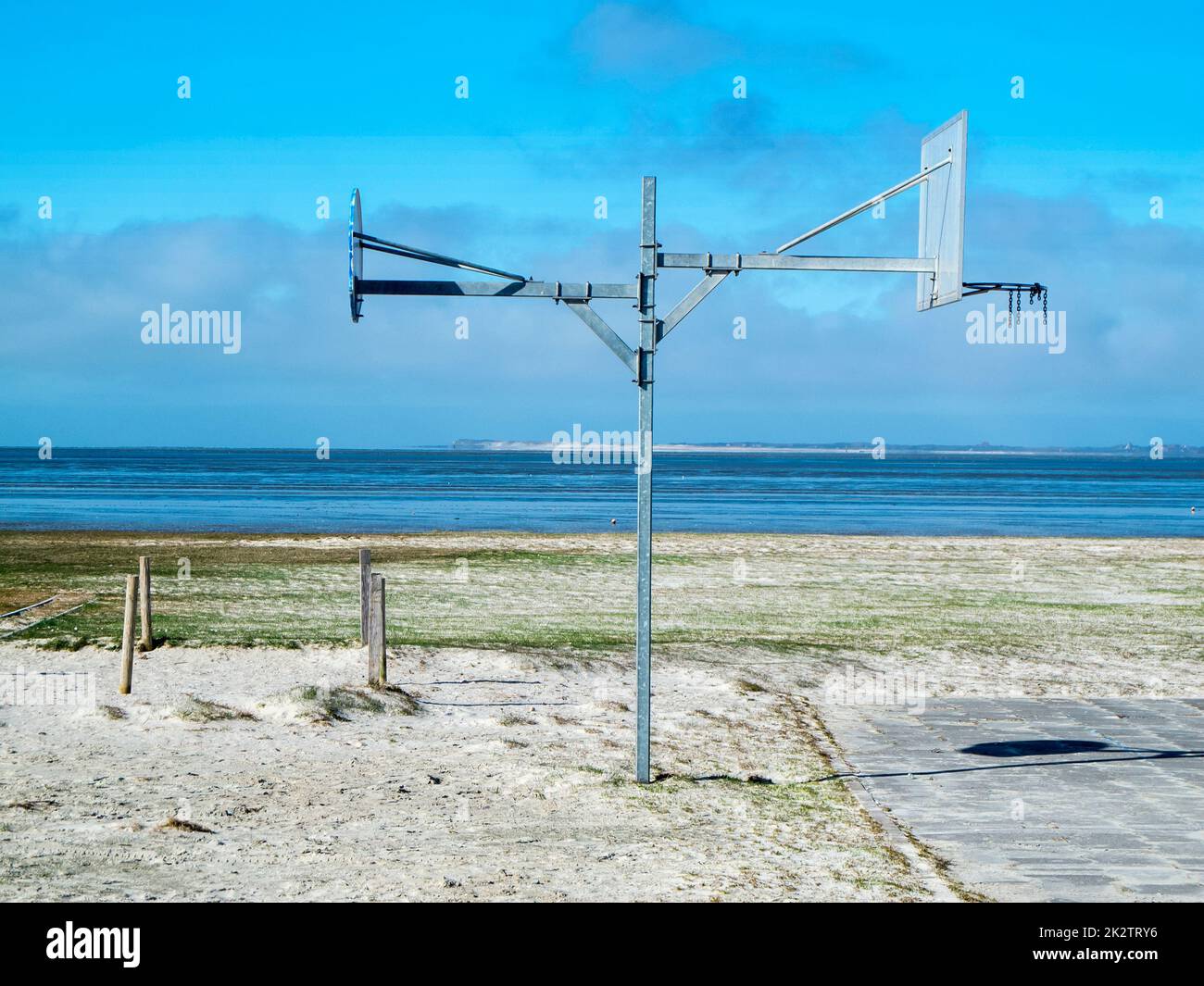 Basketball am strand -Fotos und -Bildmaterial in hoher Auflösung – Alamy