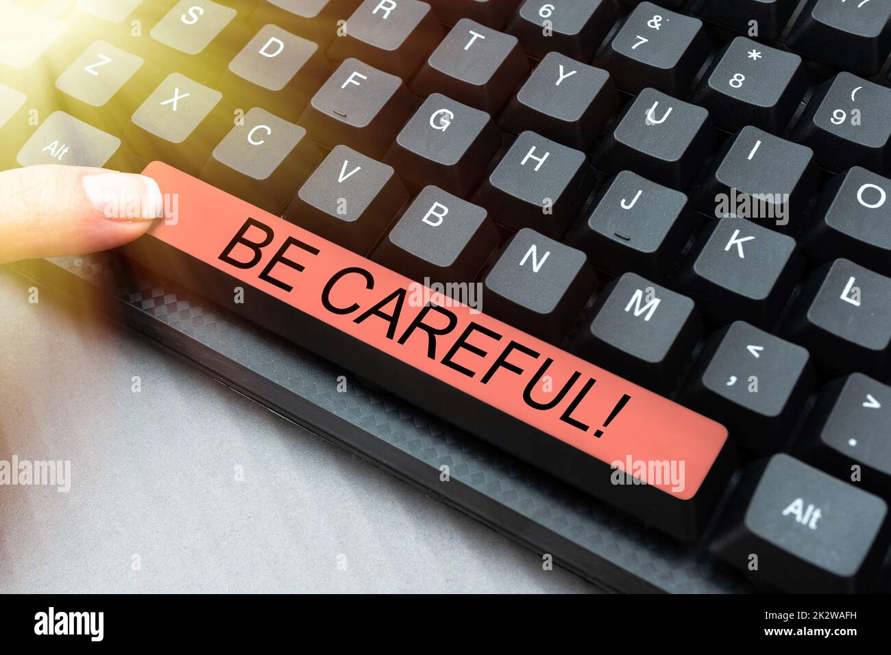 Handschriftliches Schild Sei vorsichtig. Ein Wort, mit dem ...