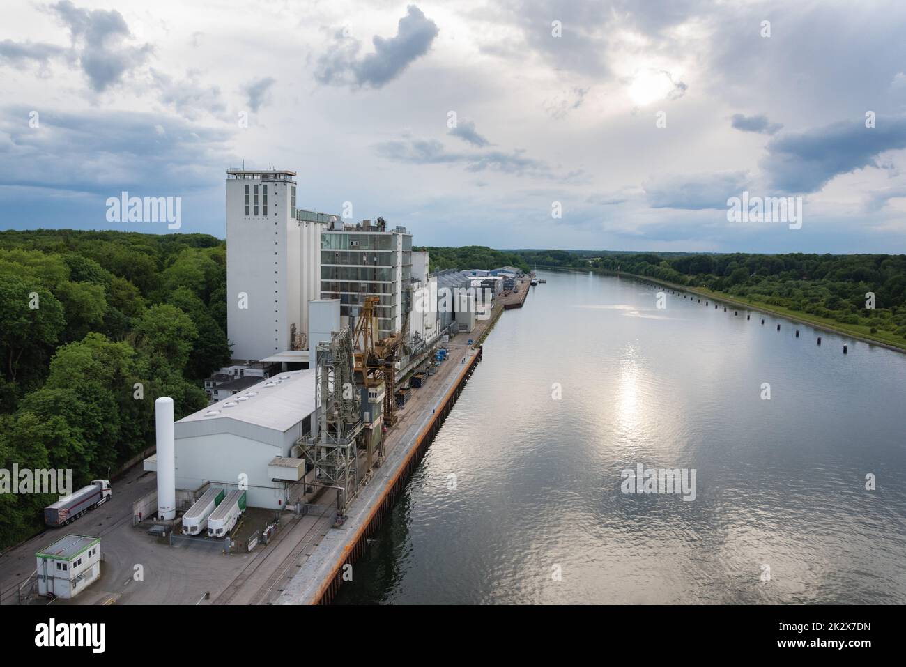 Fahrt entlang des kanals -Fotos und -Bildmaterial in hoher Auflösung – Alamy