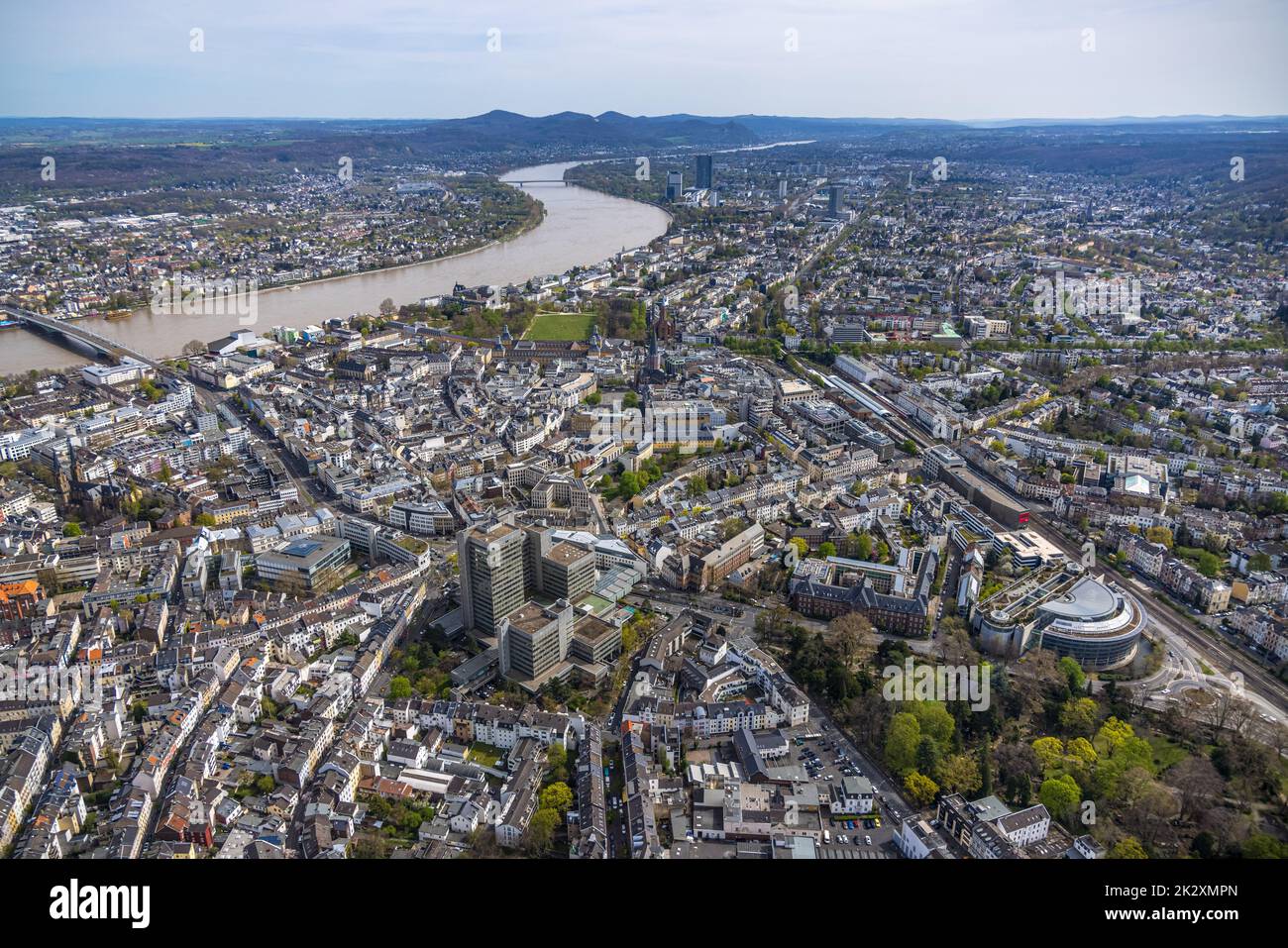 Luftaufnahme, Rathaus-Wolkenkratzer und Altstadt von Bonn mit Rhein ...