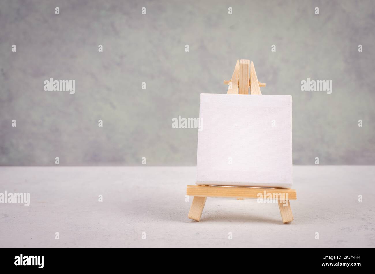 Fondo en frente de fondo blanco blanco -Fotos und -Bildmaterial in hoher Auflösung – Alamy