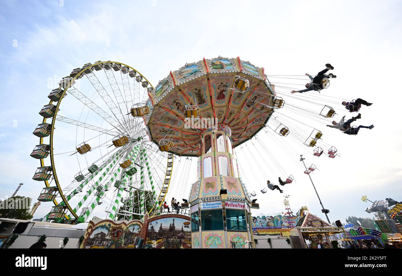 Stuttgart, Deutschland. 23. September 2022. Ein Kettenkarussell dreht ...