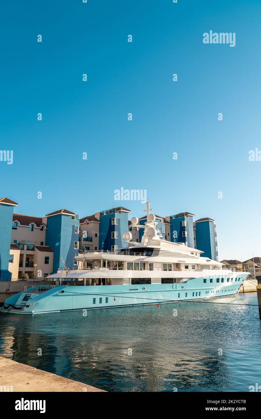 Die wunderschöne und luxuriöse Yacht AXIOMA dockte in der Nähe eines Wohnhauses in Gibraltar an ...