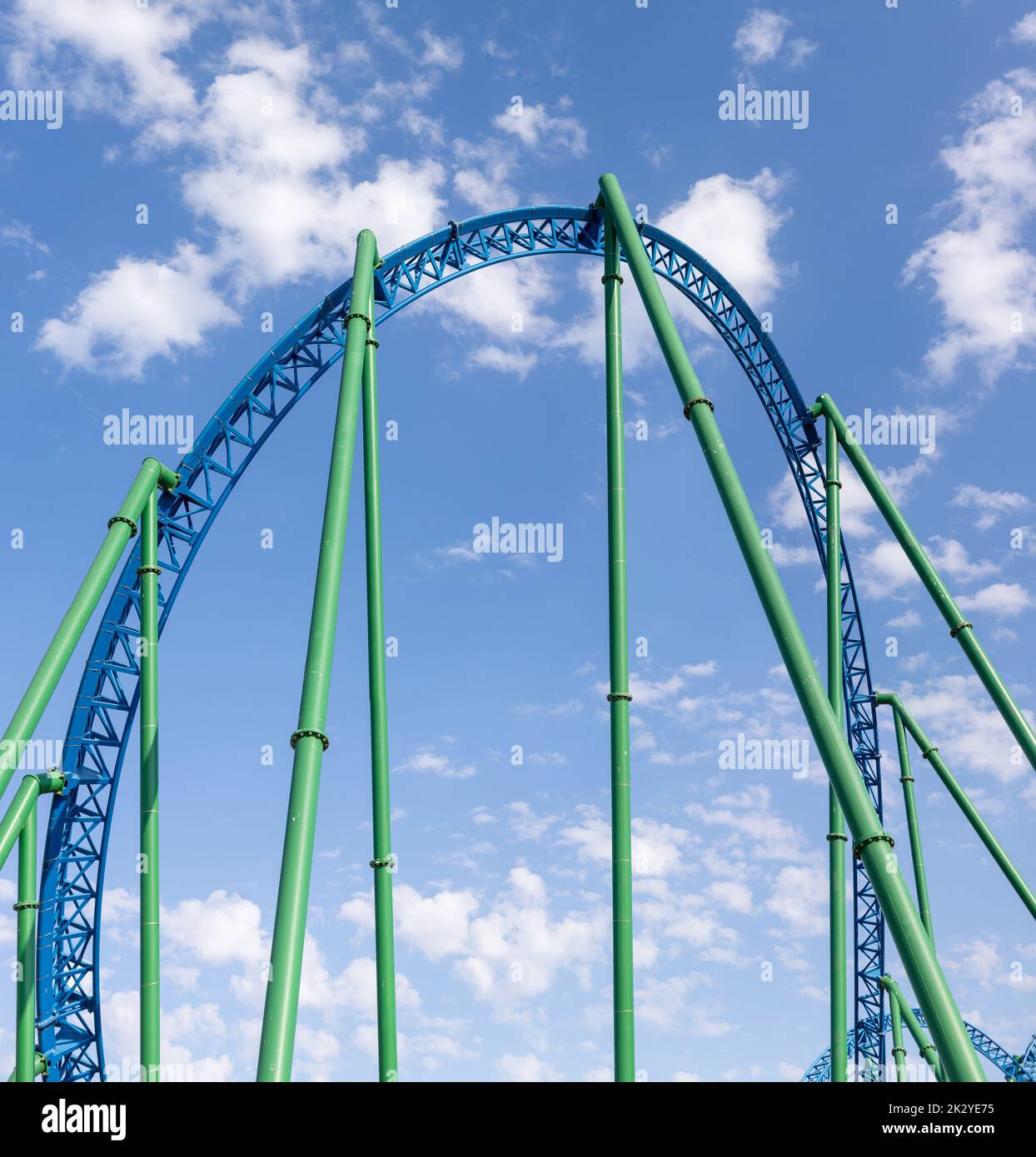 Blaue achterbahn -Fotos und -Bildmaterial in hoher Auflösung – Alamy