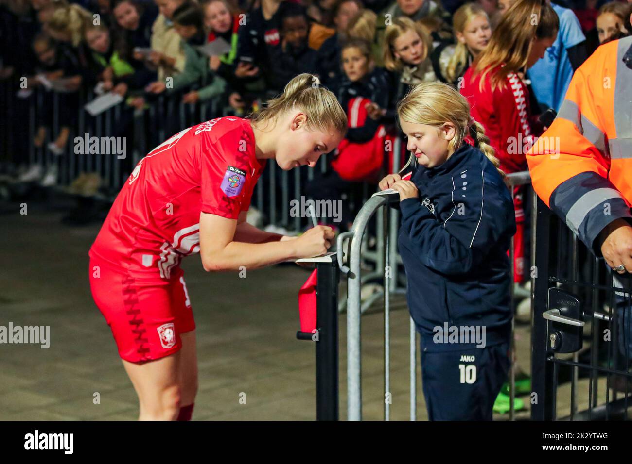ENSCHEDE, NIEDERLANDE - 23. SEPTEMBER: Kim Everaerts vom FC Twente ...