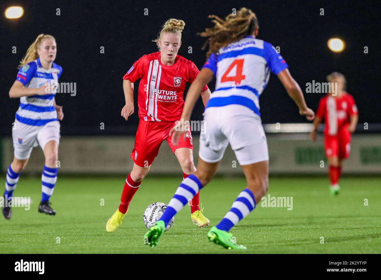 ENSCHEDE, NIEDERLANDE - 23. SEPTEMBER: Elena Dhont vom FC Twente, Licia ...