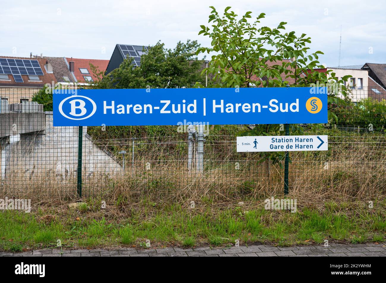 Haren South, Region Brüssel, Belgien, 09 18 2022 - Schild am Bahnsteig ...