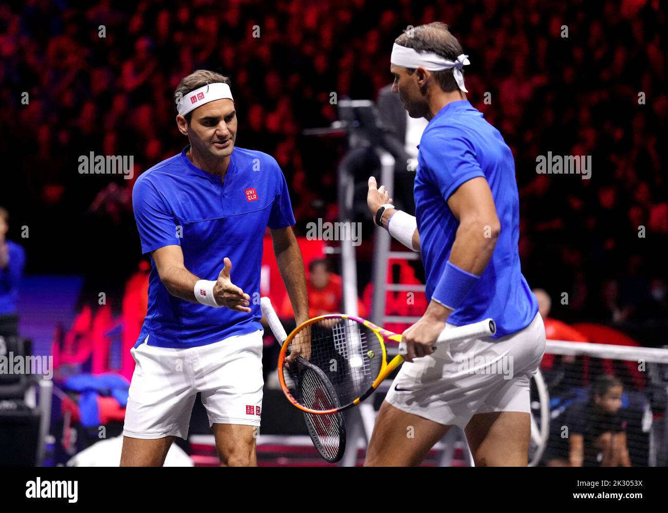 Rafael Nadal (rechts) und Roger Federer vom Team Europe treten am ersten Tag des Laver Cup in ...