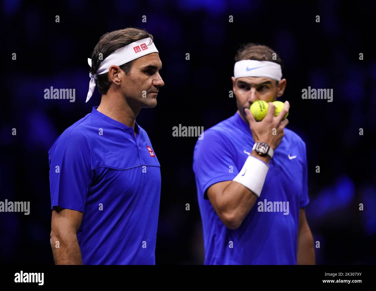 Roger Federer (links) und Rafael Nadal vom Team Europe während ihres Spiels gegen Jack Sock und ...