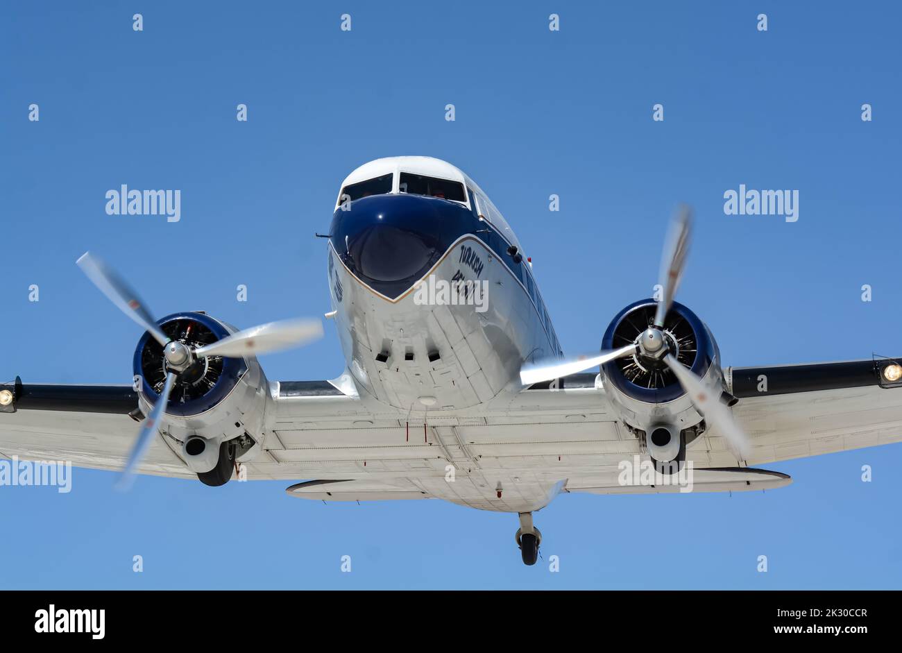 Douglas dc 3 wing -Fotos und -Bildmaterial in hoher Auflösung – Alamy