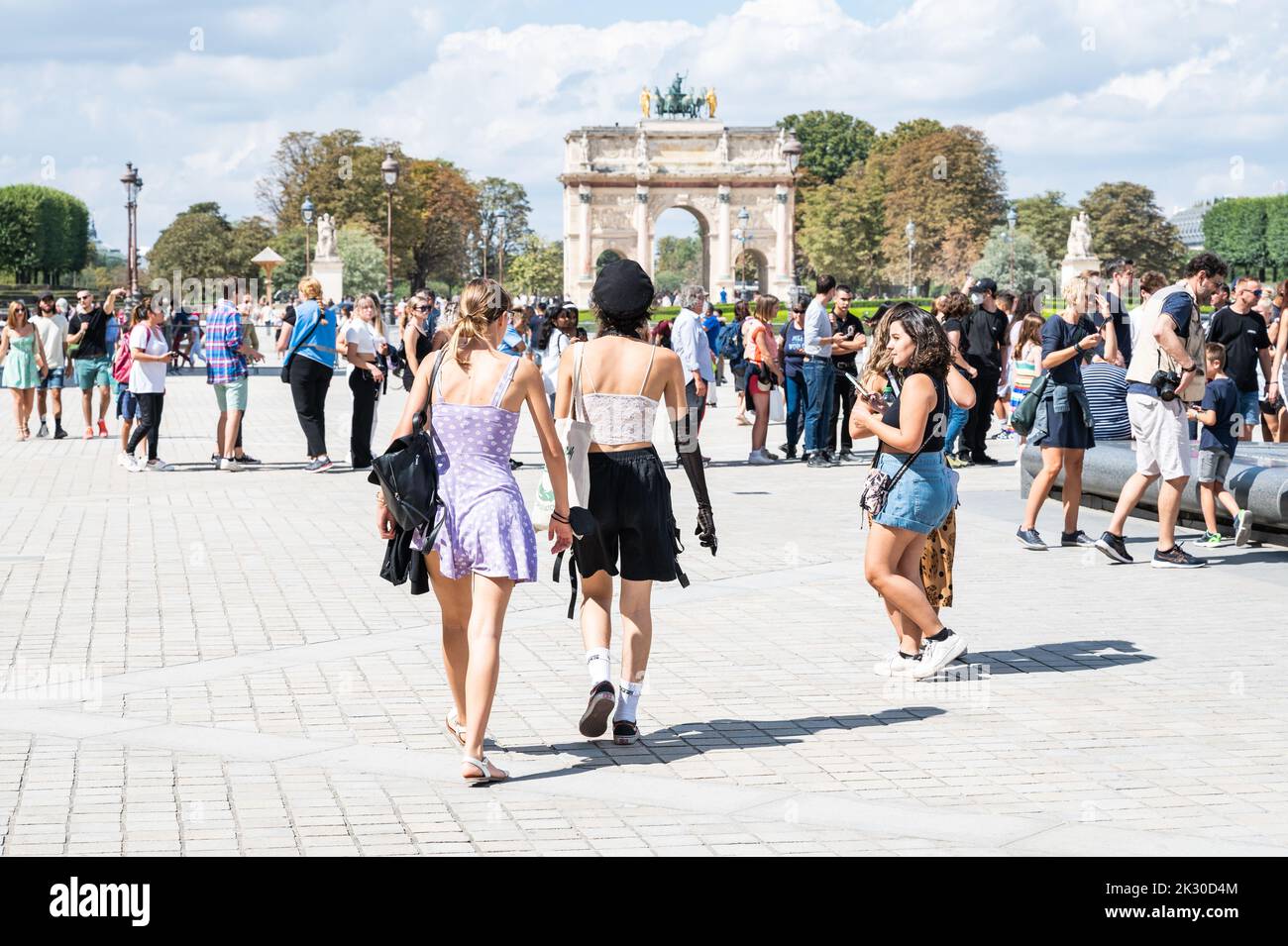 Paris, Frankreich - 26 2022. August: Menschen, die in der Nähe des Arc ...