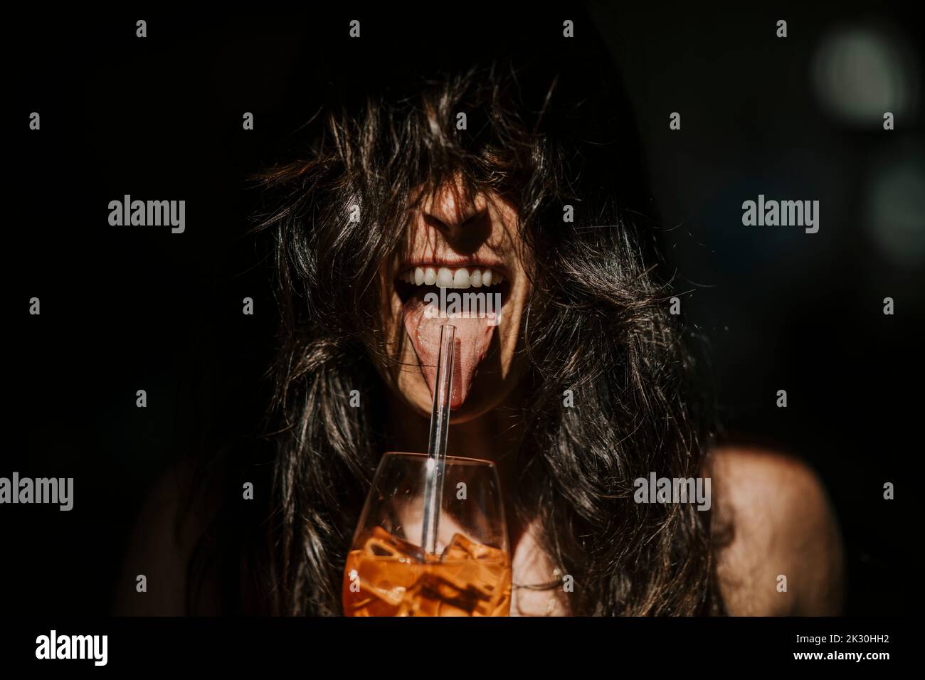Woman open mouth long tongue close up -Fotos und -Bildmaterial in hoher ...