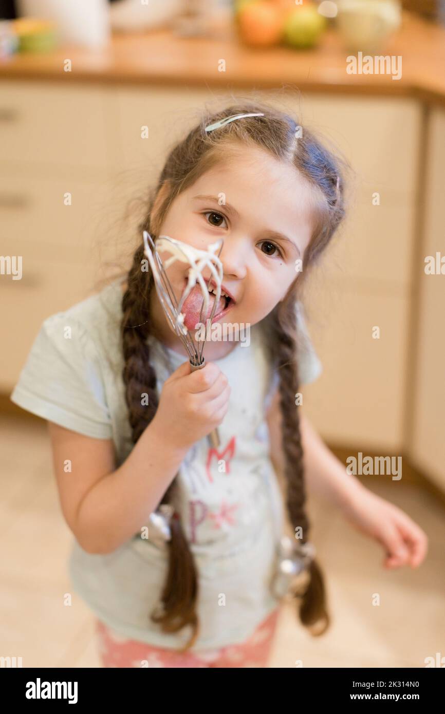 Girl whipped cream -Fotos und -Bildmaterial in hoher Auflösung – Alamy
