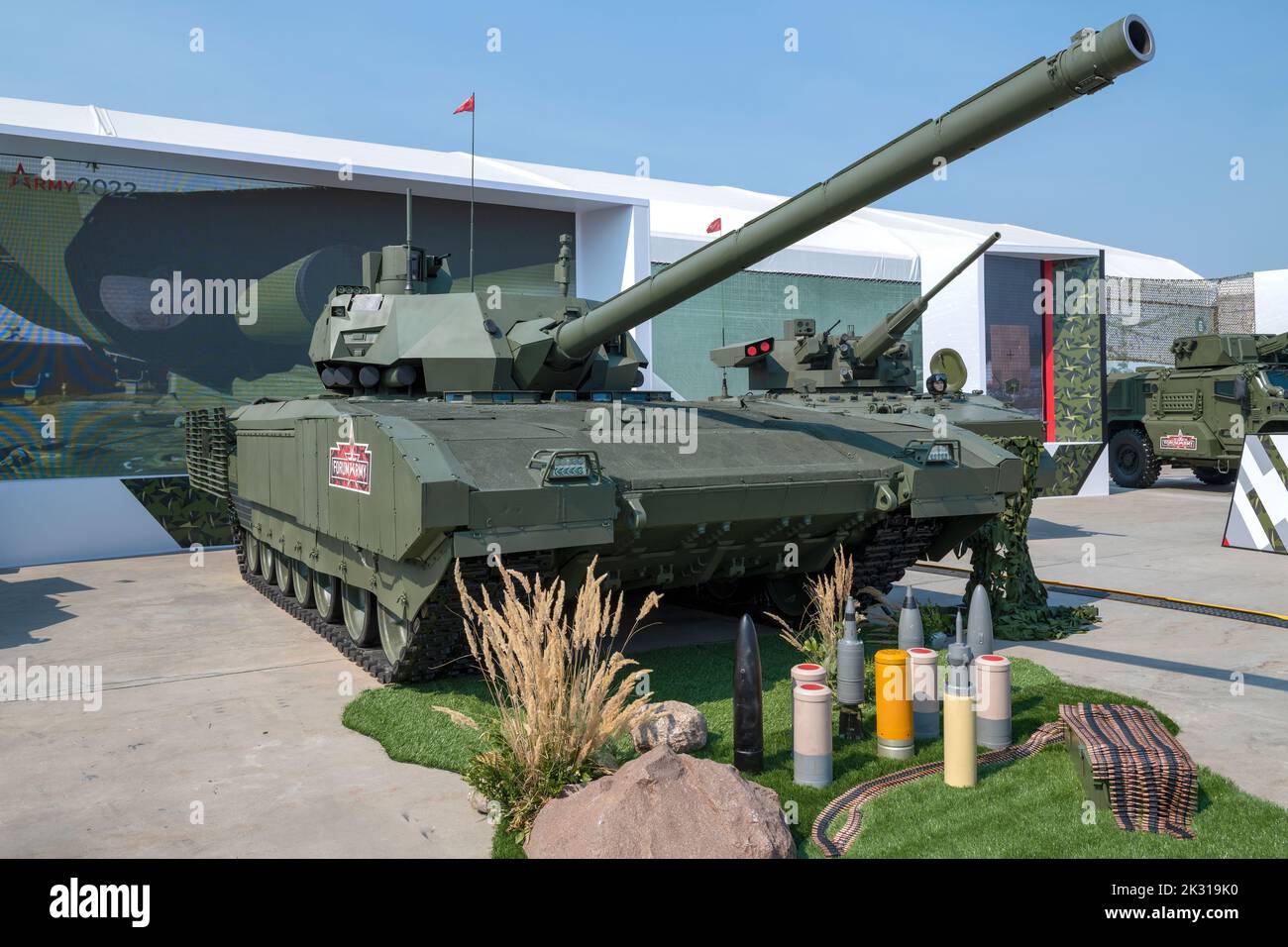 REGION MOSKAU, RUSSLAND - 18. AUGUST 2022: Panzer T-14 auf der Basis ...