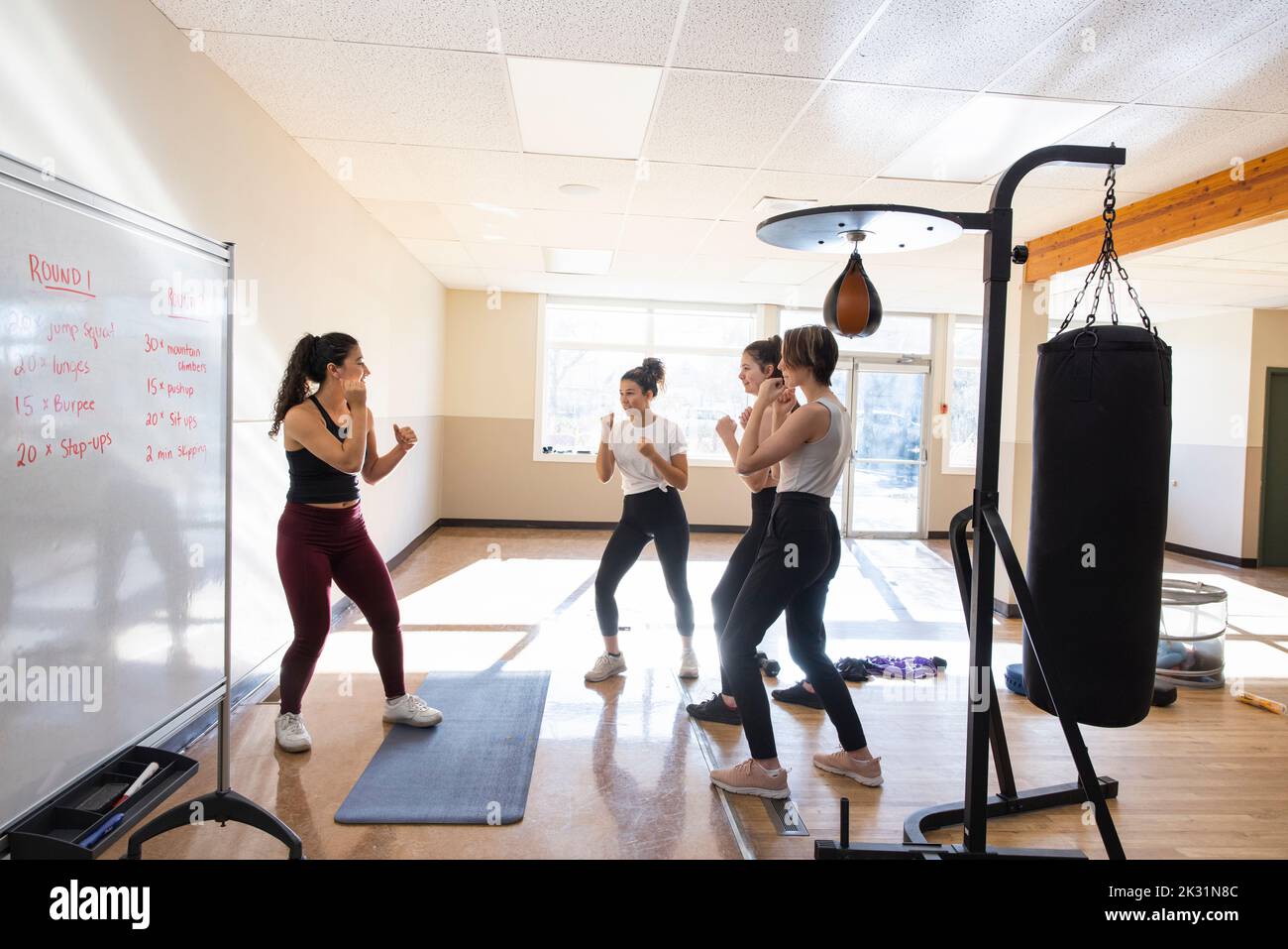 Girls fighting -Fotos und -Bildmaterial in hoher Auflösung – Alamy