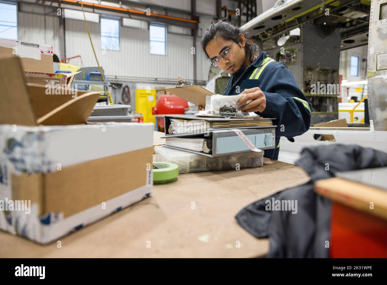 Techniker überprüfen -Fotos und -Bildmaterial in hoher Auflösung – Alamy