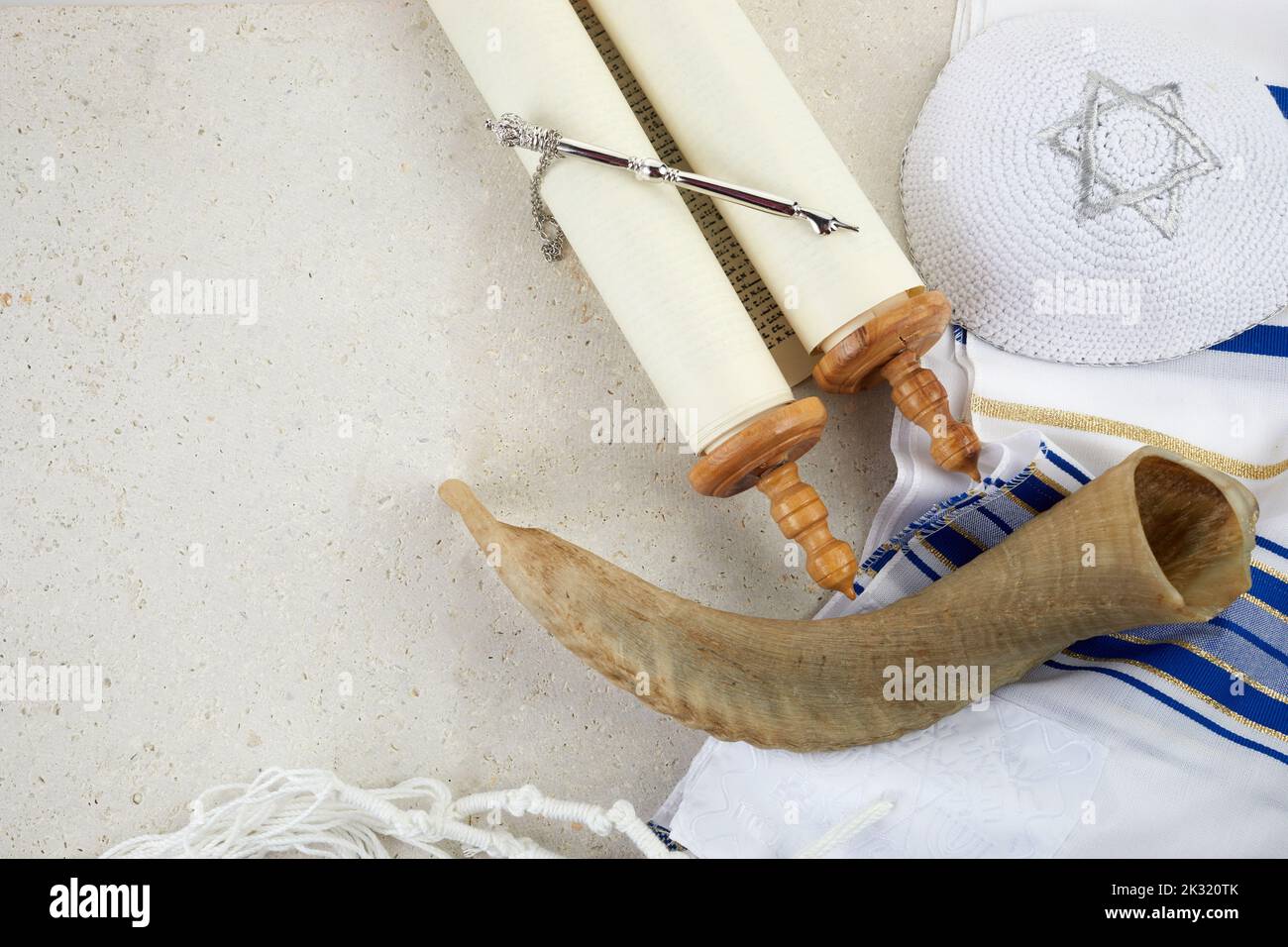 Konzept von Yom kippur. Tallit, Thorah und Shofar jüdische religiöse ...