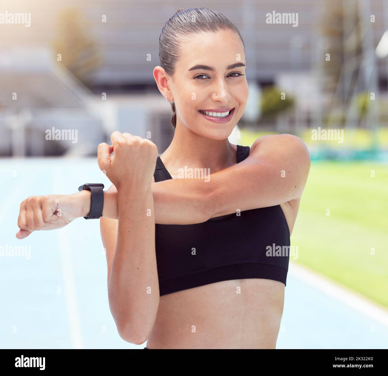 Fitness-Frau Porträt, Strecken Arme und Training auf der Sportstrecke ...