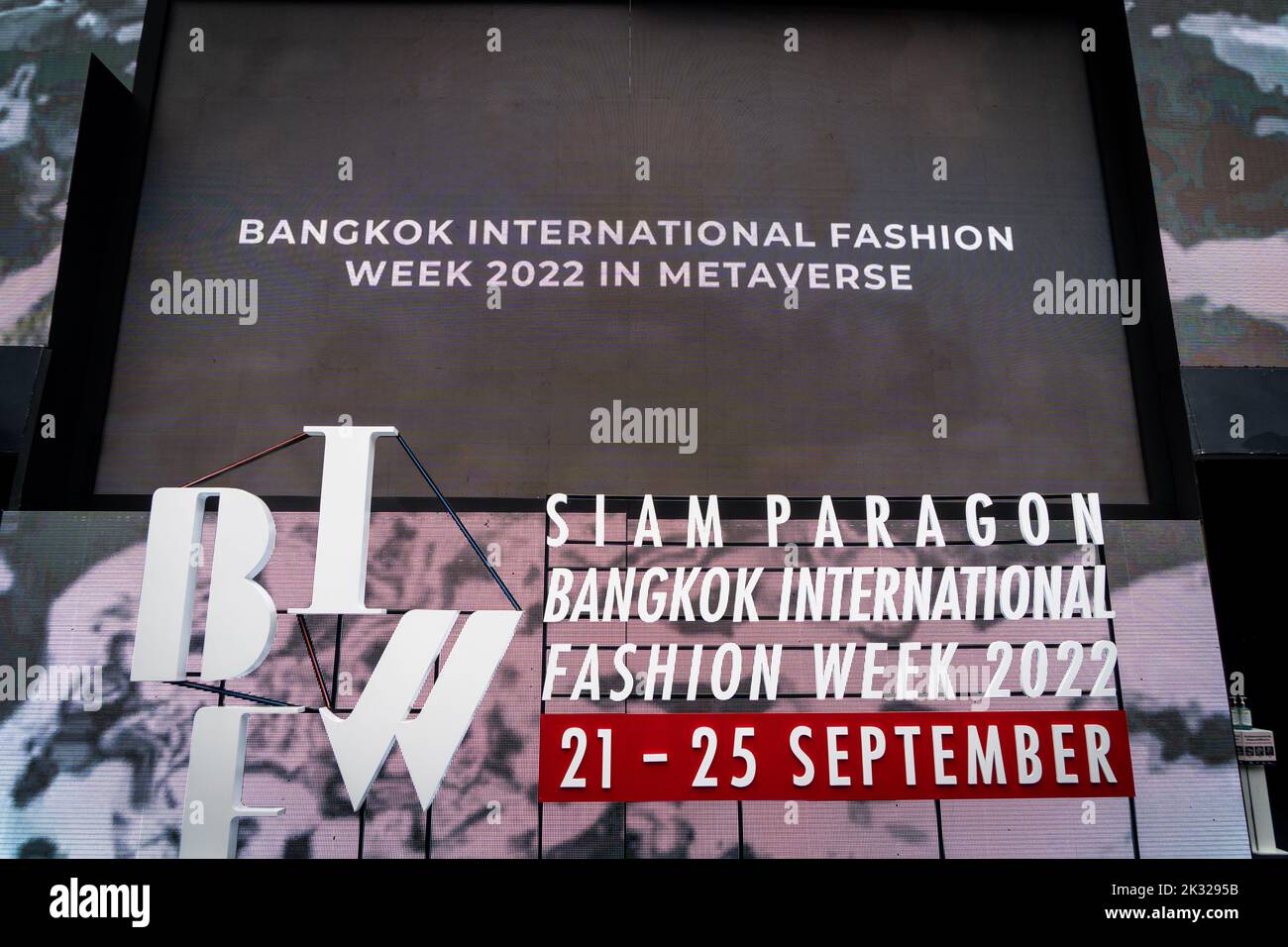 Ein Schild für die Bangkok International Fashion Week 2022 (BIFW2022) ist außerhalb der Start ...