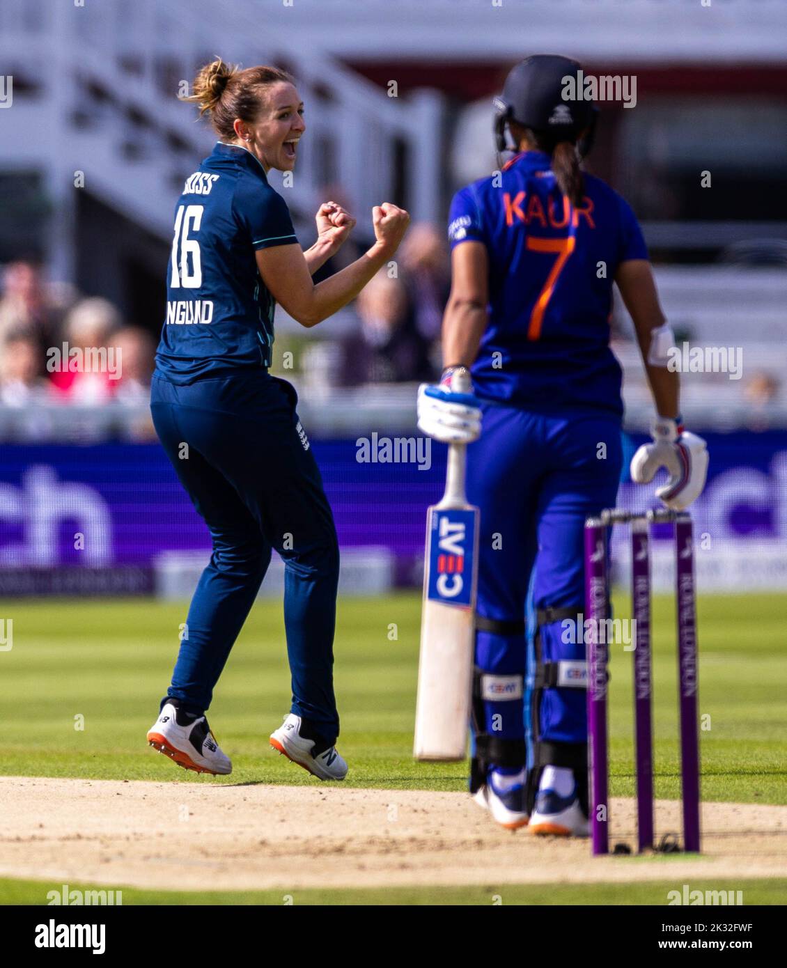 Die englische Kate Cross feiert das Dickicht der indischen Harmanpreet ...