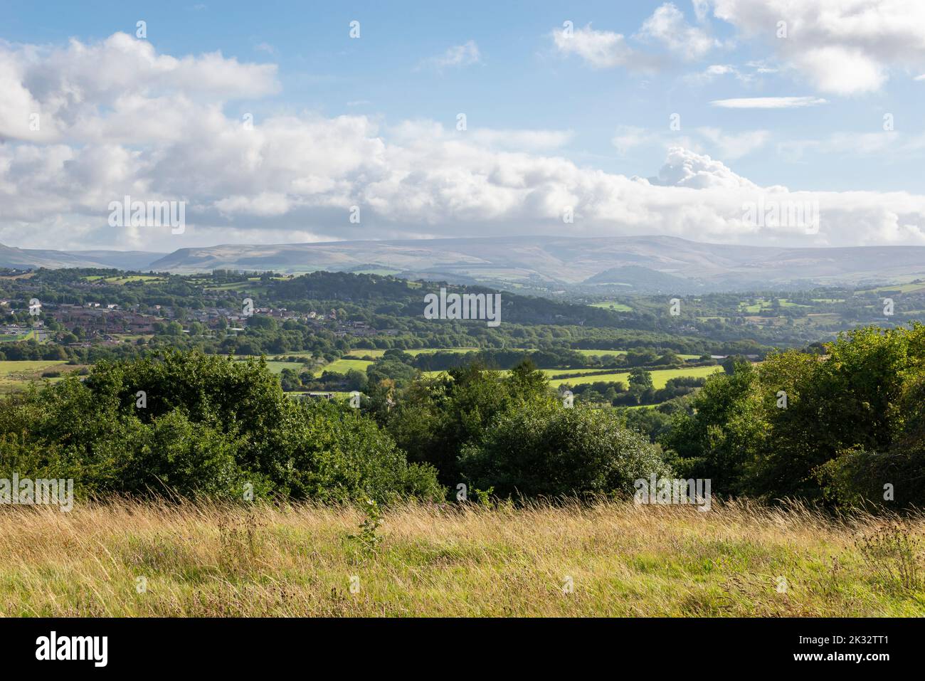 Blick auf Mottram und Glossopdale vom Werneth Low Country Park in der ...