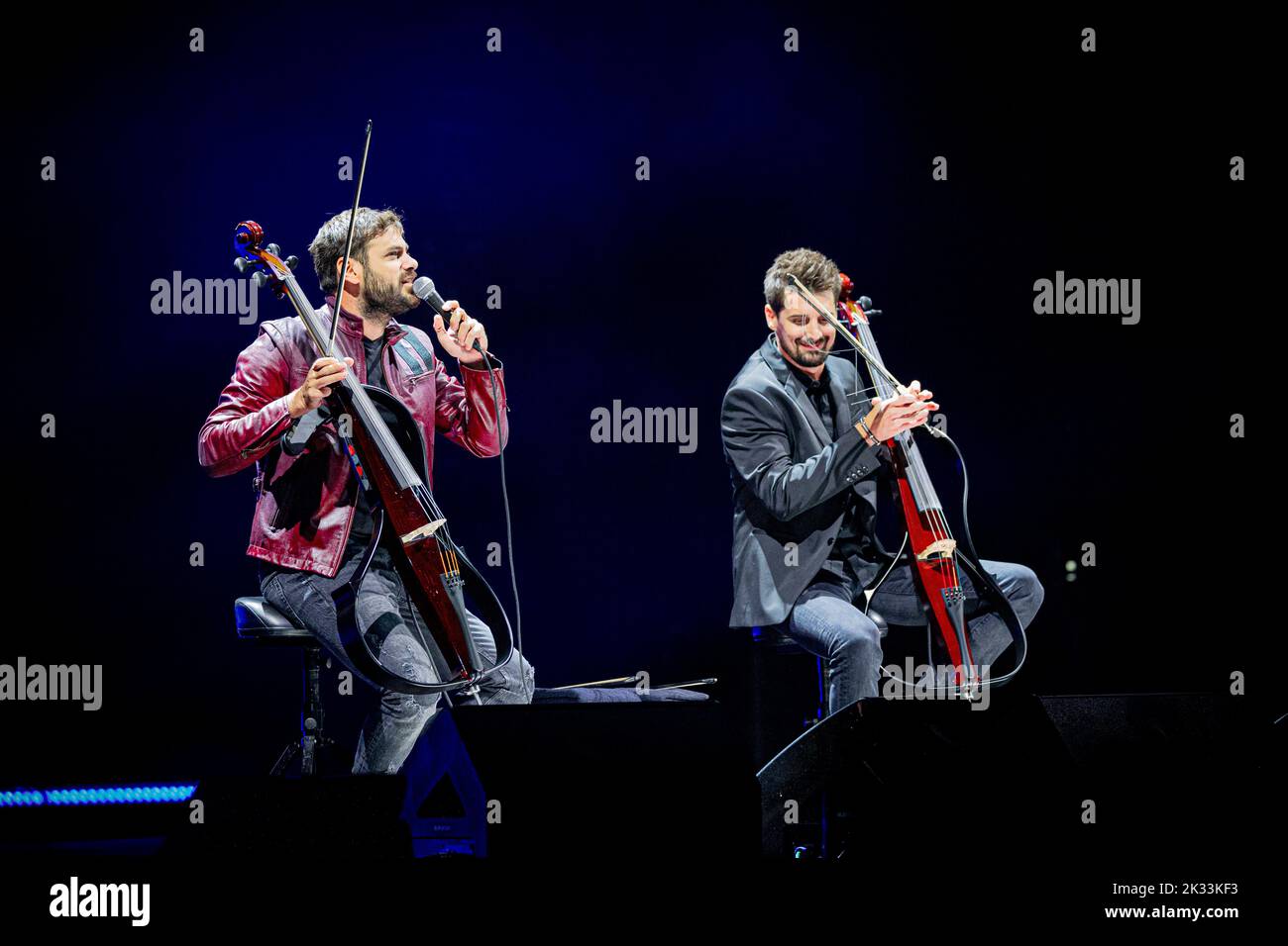 2cellos musikfoto -Fotos und -Bildmaterial in hoher Auflösung – Alamy