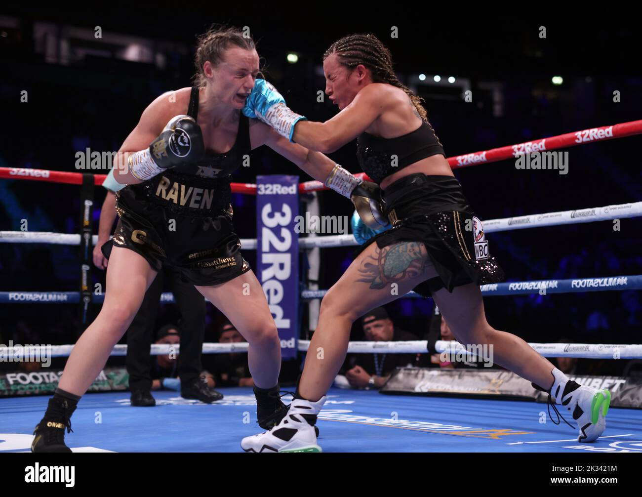 Raven Chapman (links) im Einsatz gegen Jorgelina Guanini während ihres ...