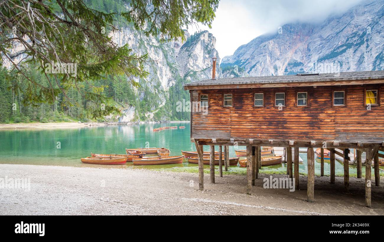 Bergsee mit bootshaus und booten -Fotos und -Bildmaterial in hoher ...