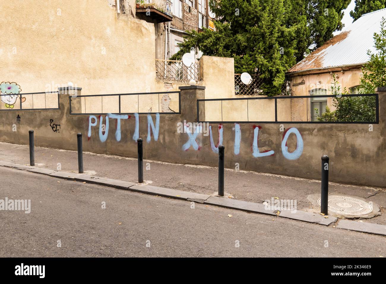 Tiflis, Georgien - 2022. September: Anti-Putin-Slogan oder Zeichen auf ...