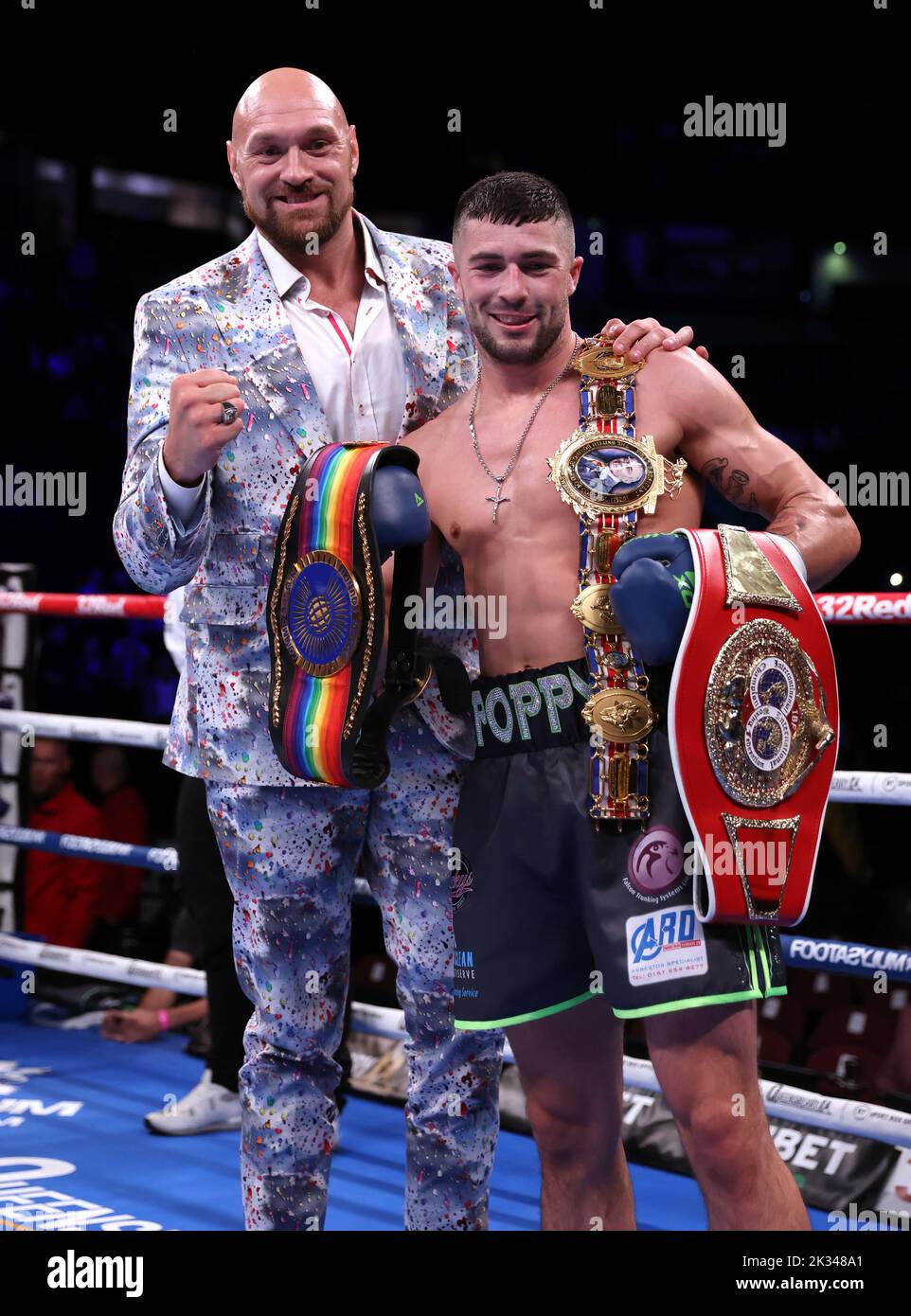 Mark Heffron (rechts) feiert den Sieg mit Tyson Fury nach dem ...