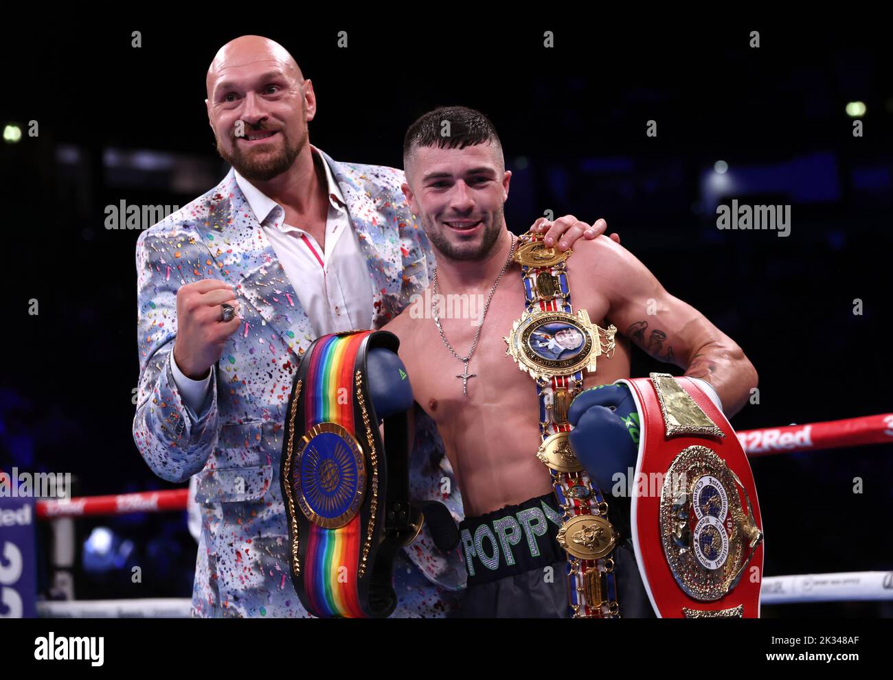 Mark Heffron (rechts) feiert den Sieg mit Tyson Fury nach dem ...