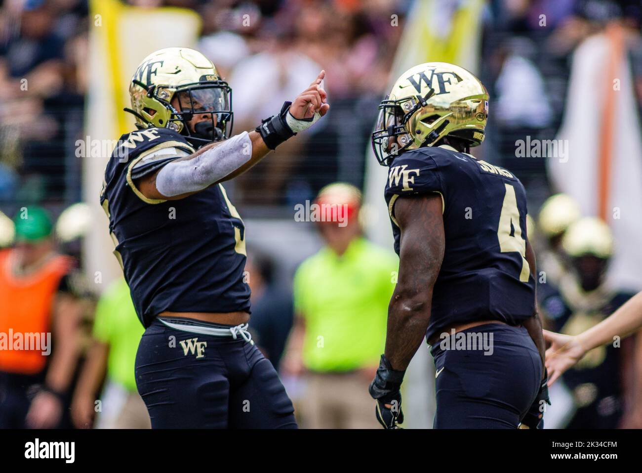24. September 2022: Ryan Smenda Jr. (5), der Linienhalter von Wake Forest Demon Deacons, feiert ...