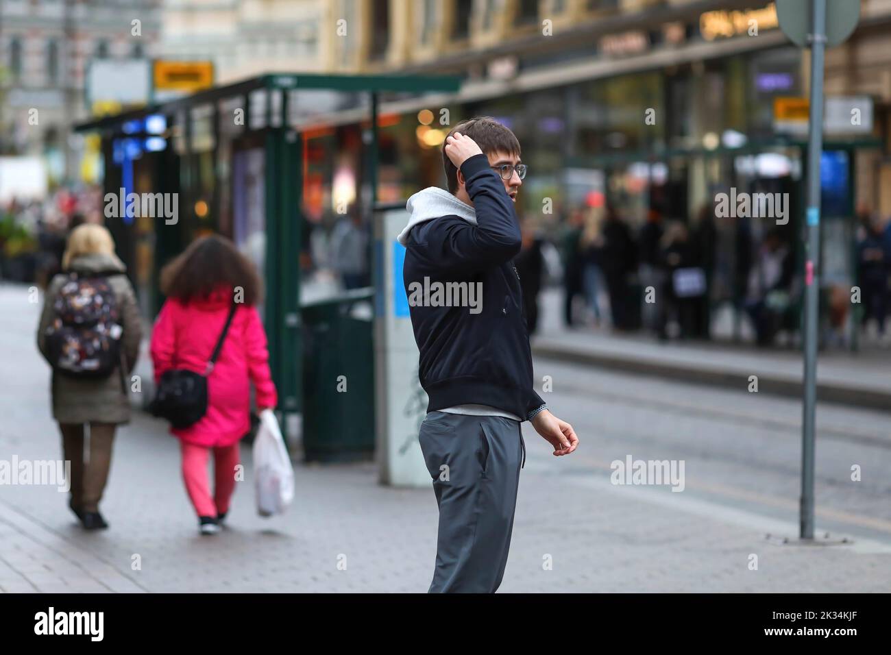 Helsinki, Finnland. 24. September 2022. Ein russischer Mann steht vor ...