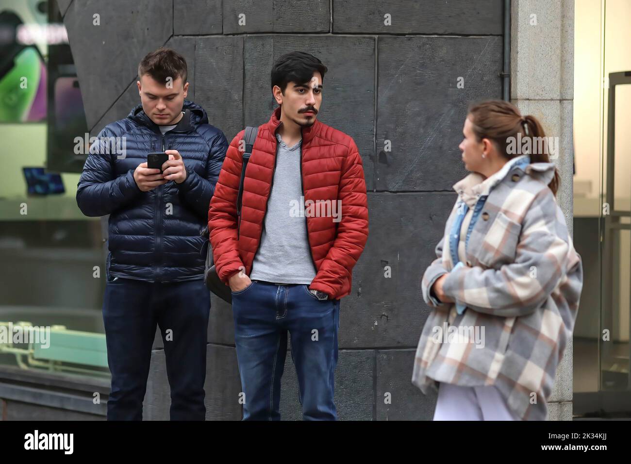 Helsinki, Finnland. 24. September 2022. Russische Männer stehen vor ...