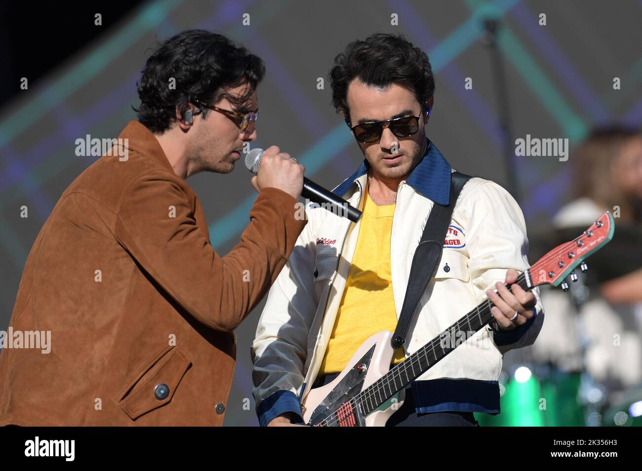 Joe Jonas und Kevin Jonas von den Jonas Brothers treten beim Global ...