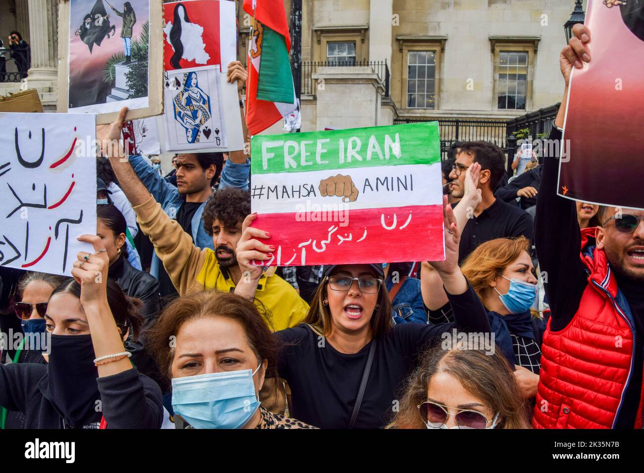 Ein Protestler hält während der Demonstration ein Plakat mit dem Titel ...