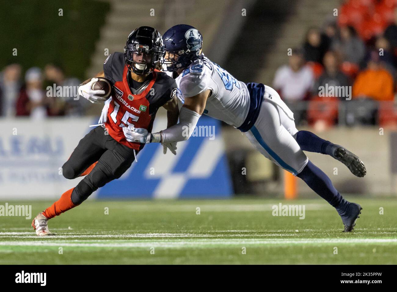 Ottawa, Kanada. 24. September 2022. Ryan Davis (15) von den Ottawa Redblacks versucht, ein ...