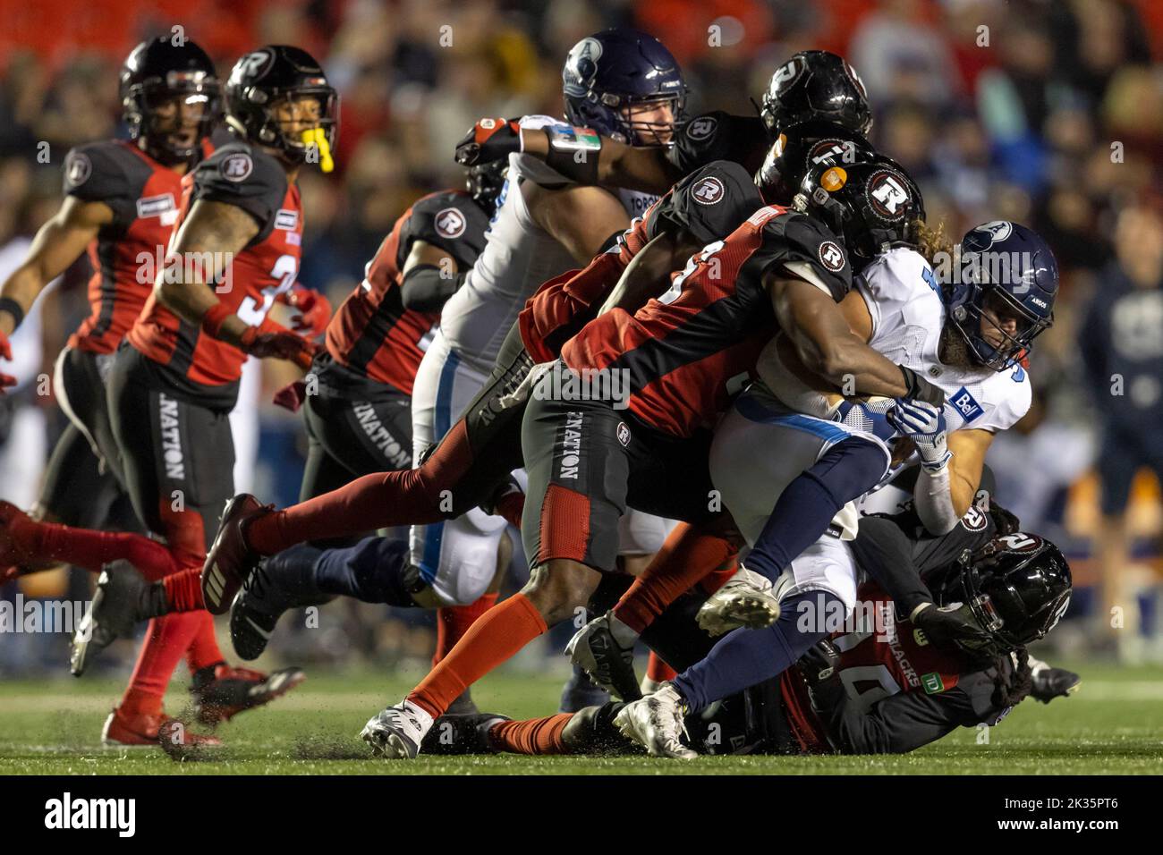 Ottawa, Kanada. 24. September 2022. AJ Ouellette (34) der Toronto Argonauts in einem regulären ...
