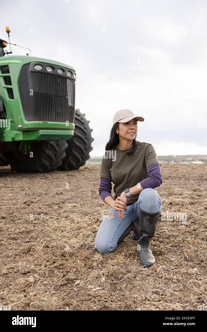 Landwirt arbeitet im feld -Fotos und -Bildmaterial in hoher Auflösung ...